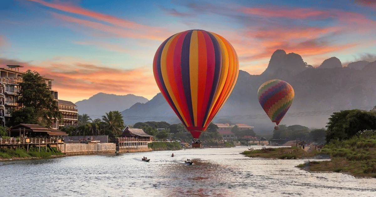 Vang Vieng: Bootsfahrt mit einem Longtailboot & Ballonfahrt | GetYourGuide