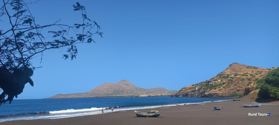 Ontdek het zwarte zandstrand + het natuurlijke zwembad | GetYourGuide