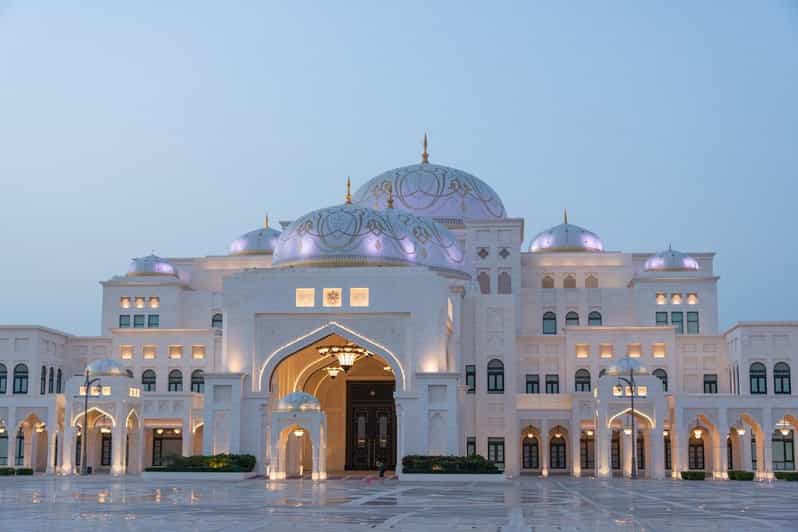 Moscheea Sheikh Zayed și Qasr Al Watan cu transfer la hotel | GetYourGuide