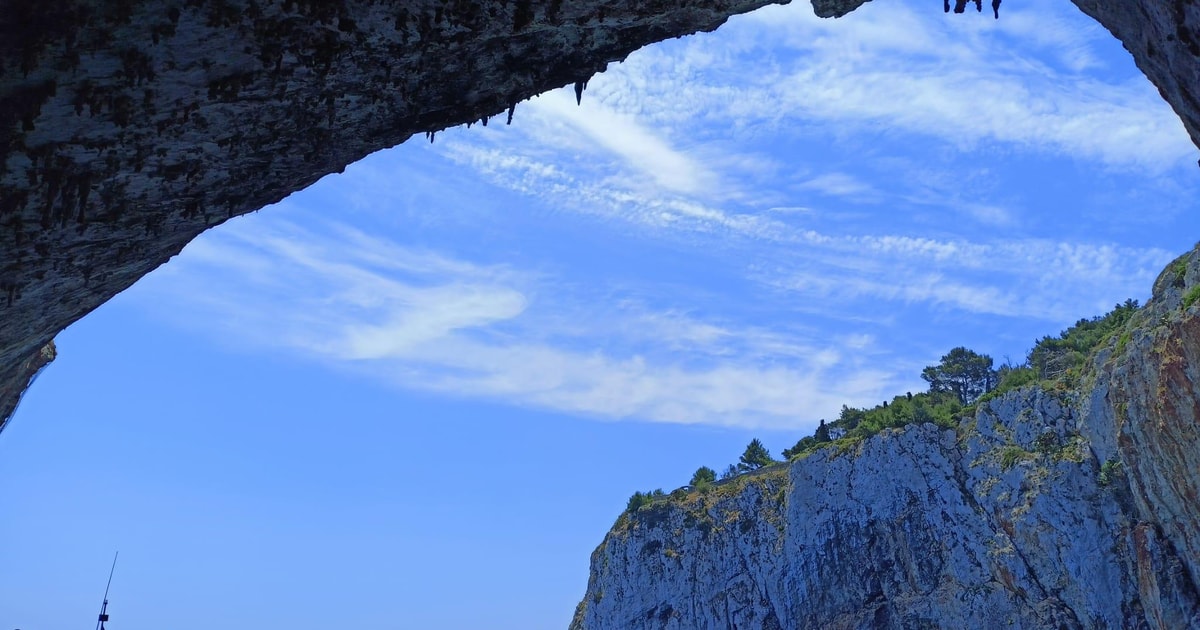 Castro : sortie en bateau vers les grottes de Castro et la côte de ...