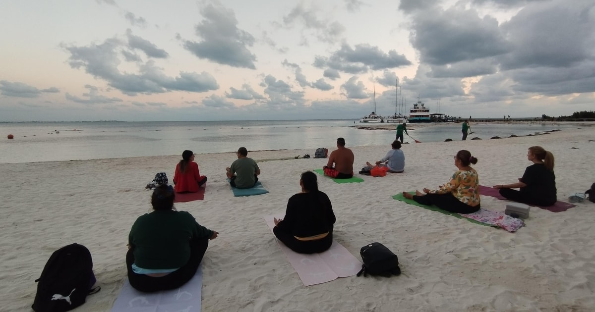 Cancún: Zajęcia jogi na plaży z medytacją z przewodnikiem | GetYourGuide