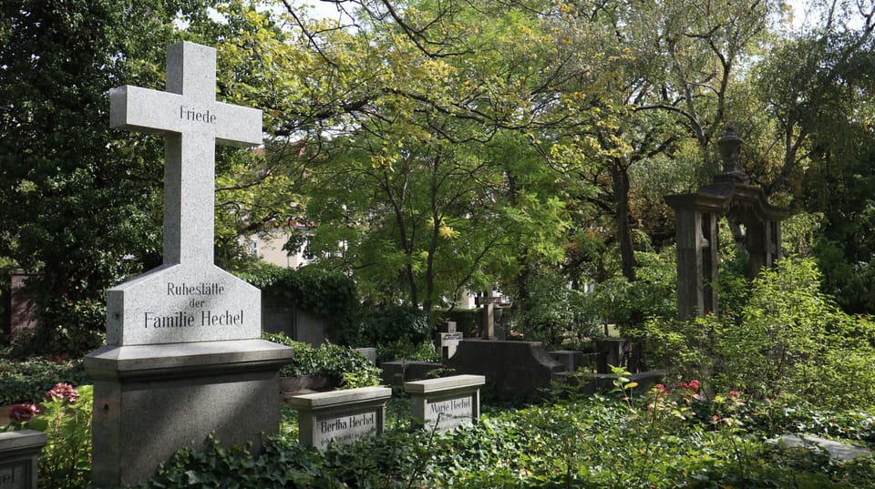 Berlin: Tour through the Invalids' Cemetery | GetYourGuide