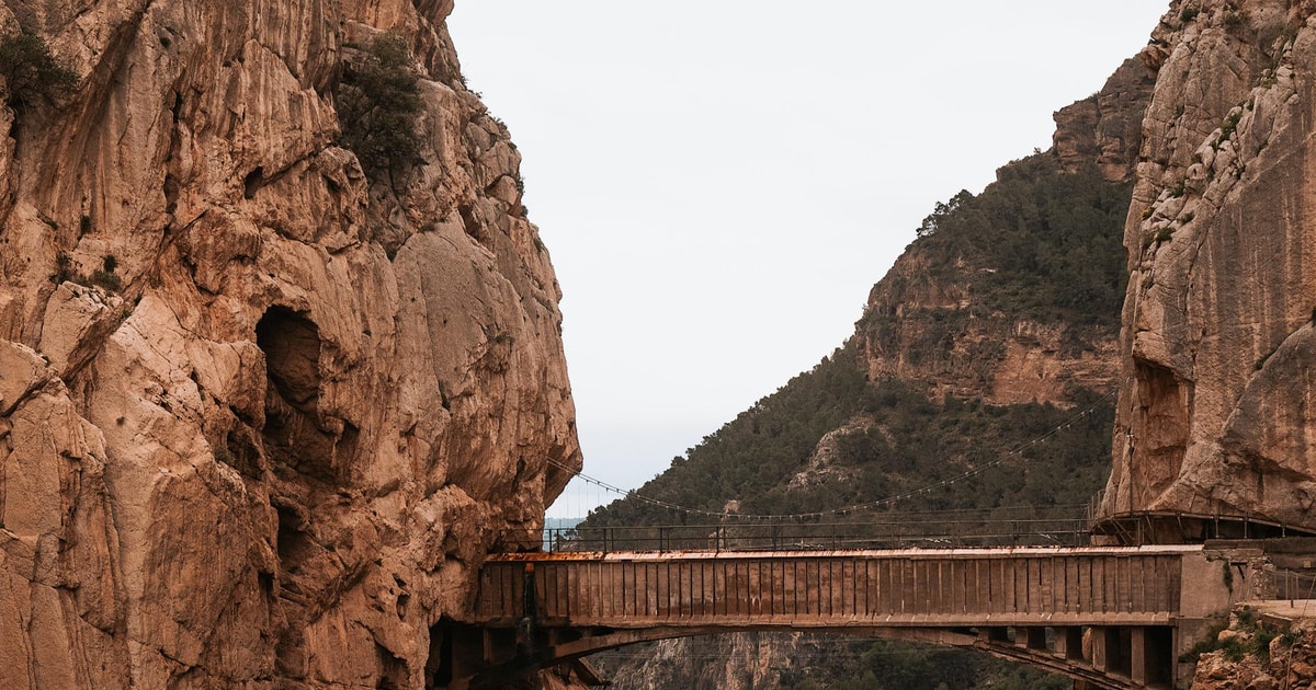 El Chorro: Caminata "Caminito del Rey" + Visita guiada en bicicleta ...