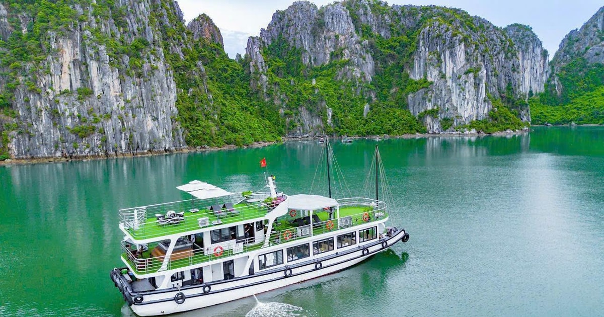 Baia di Ha Long: tour in barca privata con guida | GetYourGuide
