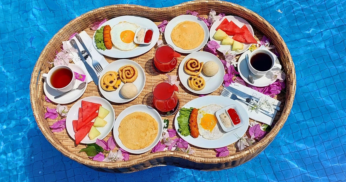 Floating breakfast | GetYourGuide
