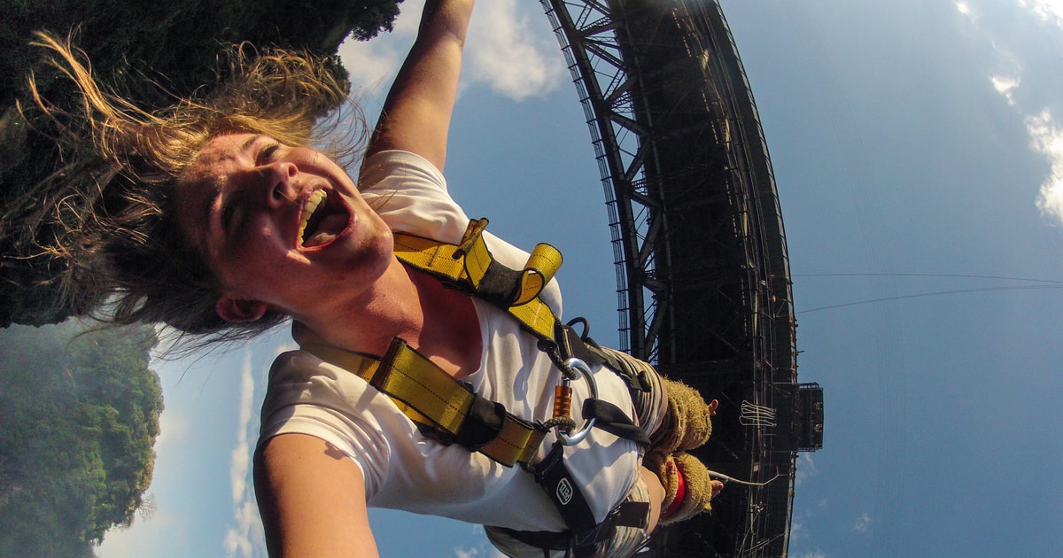 Victoria Falls: Bungee Jump mit Brückentour Option | GetYourGuide