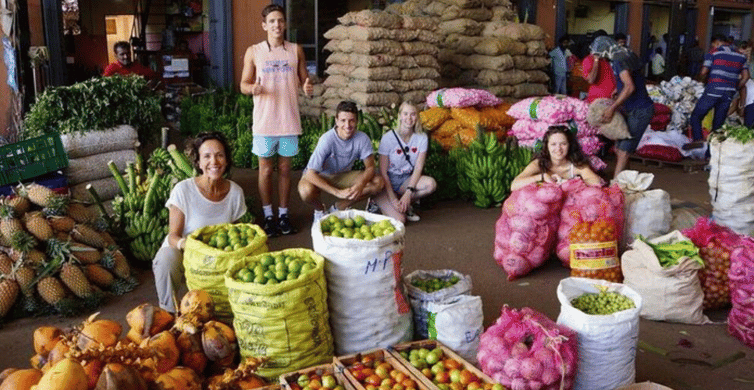 Visita a un mercado local y demostración de cocina con almuerzo desde ...