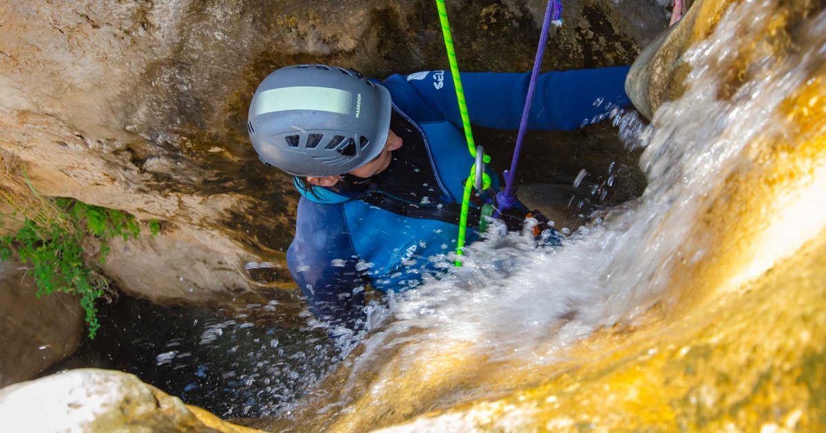 Da Granada: tour di canyoning del Rio Verde con pranzo | GetYourGuide