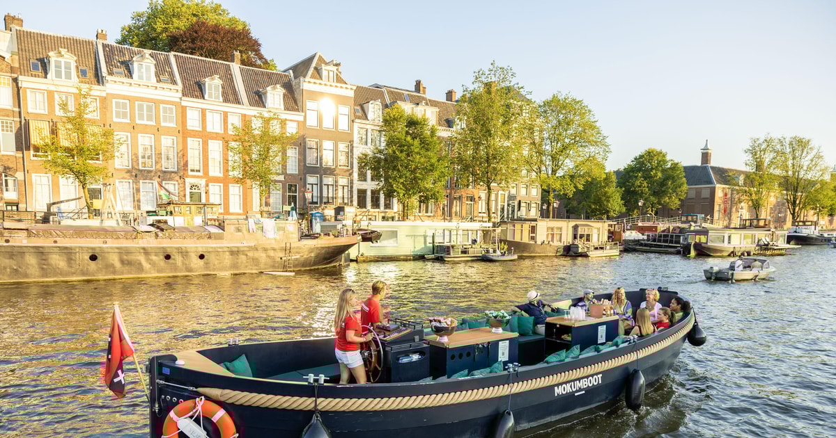 Amsterdam: Rondvaart met gids inclusief drankje | GetYourGuide