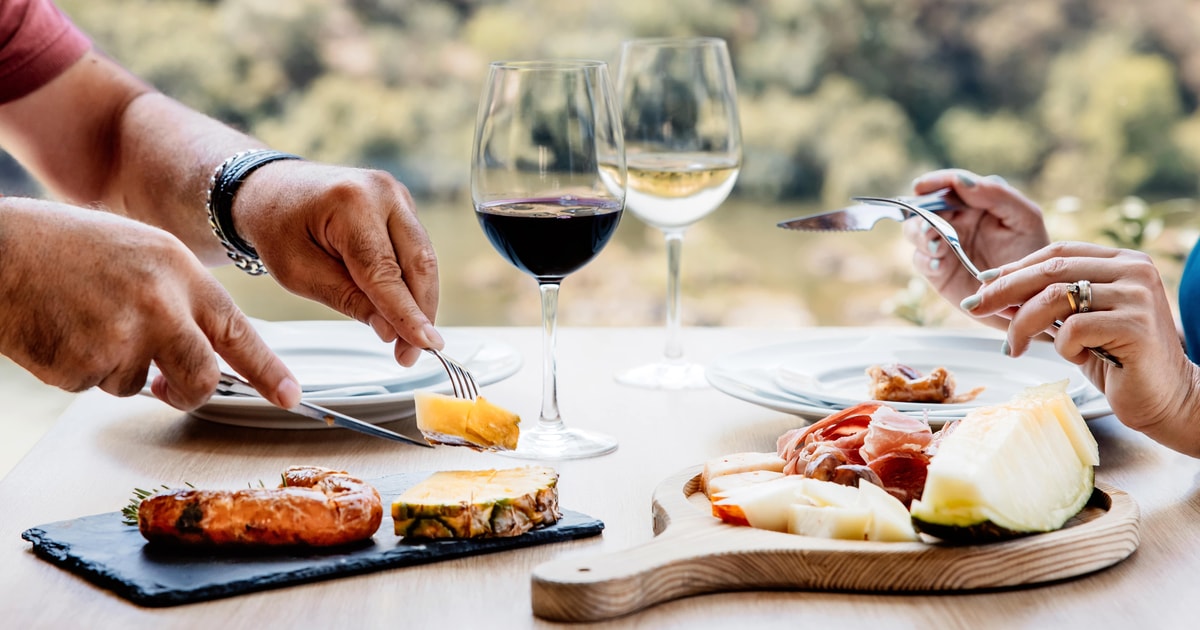 Pinhão: Douro River Boat Tour with Lunch | GetYourGuide