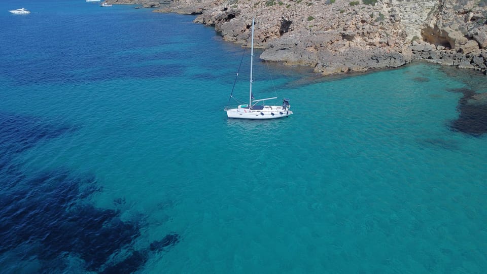 Mallorca: Tour en barco por Cala Vella con baño, comida y bebida ...
