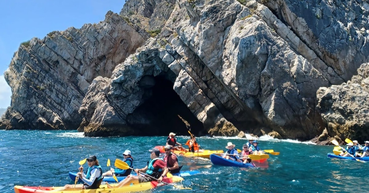 Arrábida - Sesimbra: Kajak-tur med guide | GetYourGuide