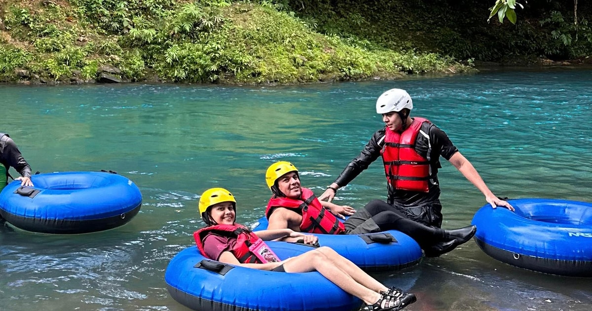 Tubing på Rio Celeste: Sjov, naturlige pools og frisk frugt | GetYourGuide