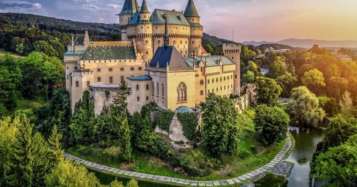 Kasteel Bojnice, Čičmany, Aphrodite Spa: Dagtocht (Bratislava ...