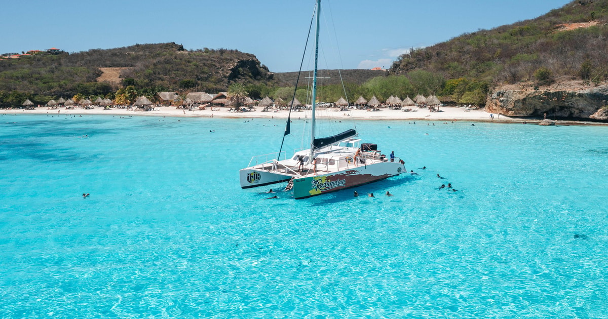 Curaçao: Båttur längs västkusten med stränder, grill och Blue Room ...