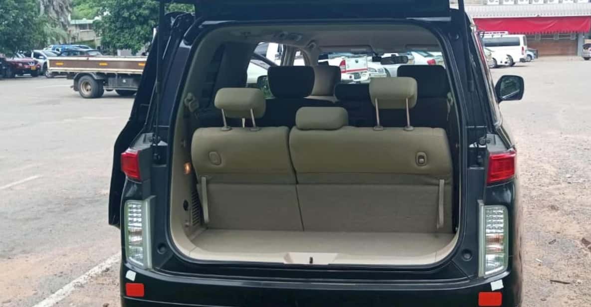 Flughafentransfer zum Hotel: Kleine Gruppe im Minivan | GetYourGuide