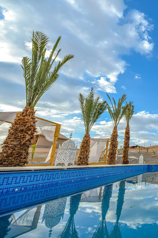 Marrakech: Agafay Desert Day Pool Access ja lounas: Agafay Desert Day ...