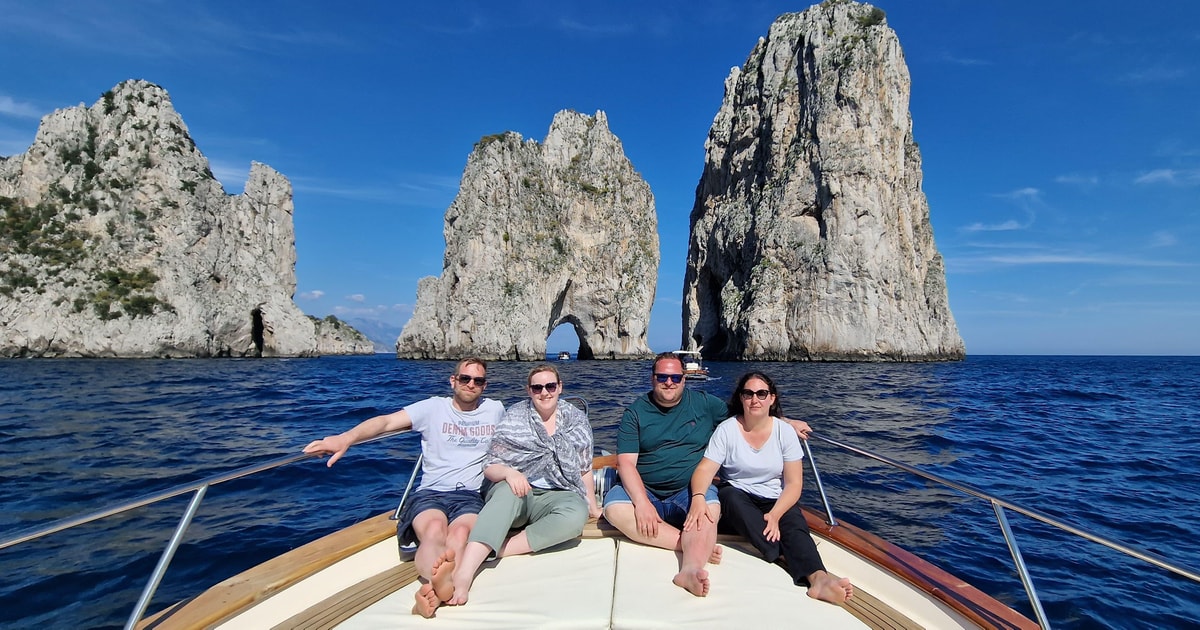 Neapel: Exklusiv båttur till Capri med bad – liten grupp | GetYourGuide