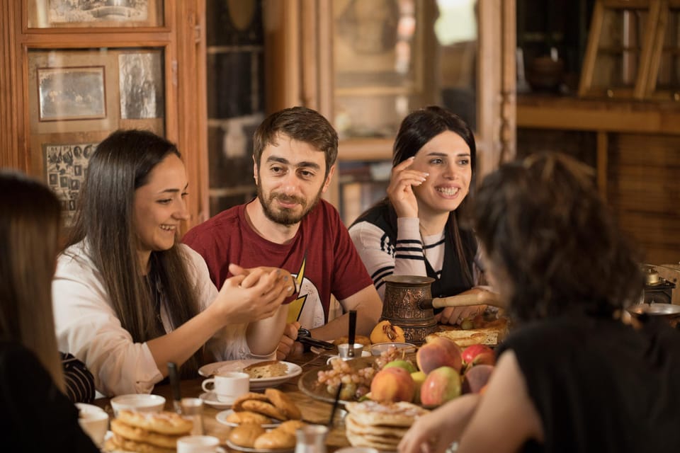 Elaboración tradicional de café y postres | GetYourGuide
