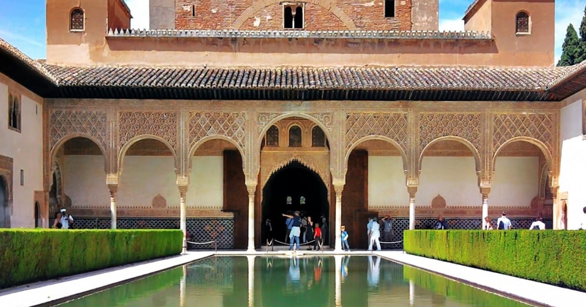 Alhambra and Nasrid Palaces Guided Tour with Tickets | GetYourGuide