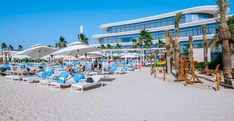 Doha: Passe de um dia para o Azure Beach Club com 2 bebidas | GetYourGuide
