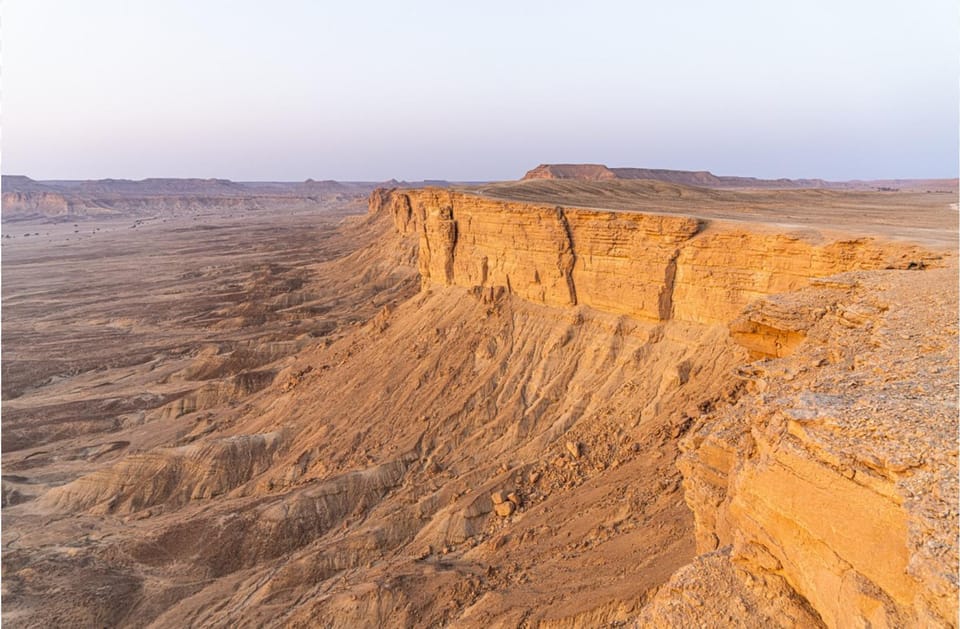 Vanuit Riyad: Tuwaiq Bergen en Najd Plateau Dagtocht | GetYourGuide