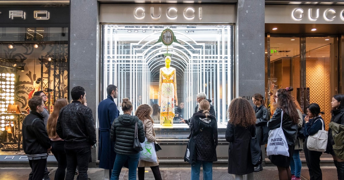 Milan: a walking tour through the Christmas window displays and the ...