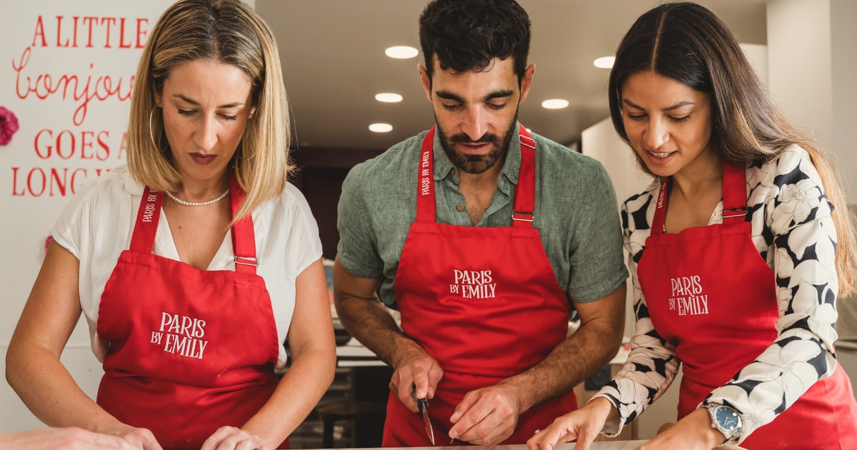 De officiële Emily in Paris-workshop croissants bakken | GetYourGuide