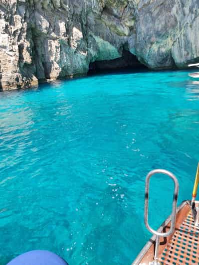 Zasebni izlet z ladjo po obali Amalfija iz Sorrenta | GetYourGuide