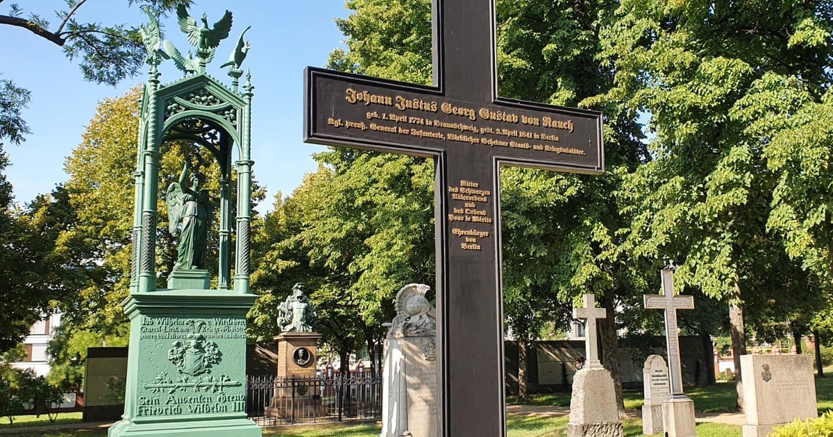 Berlín: Recorrido por el Cementerio de los Inválidos | GetYourGuide