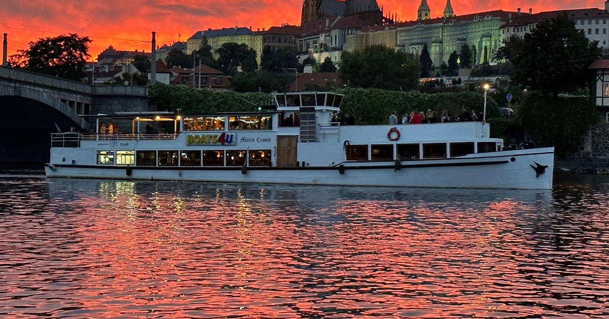 I Prag: Alla hjärtans dag-kryssning med middag och prosecco | GetYourGuide
