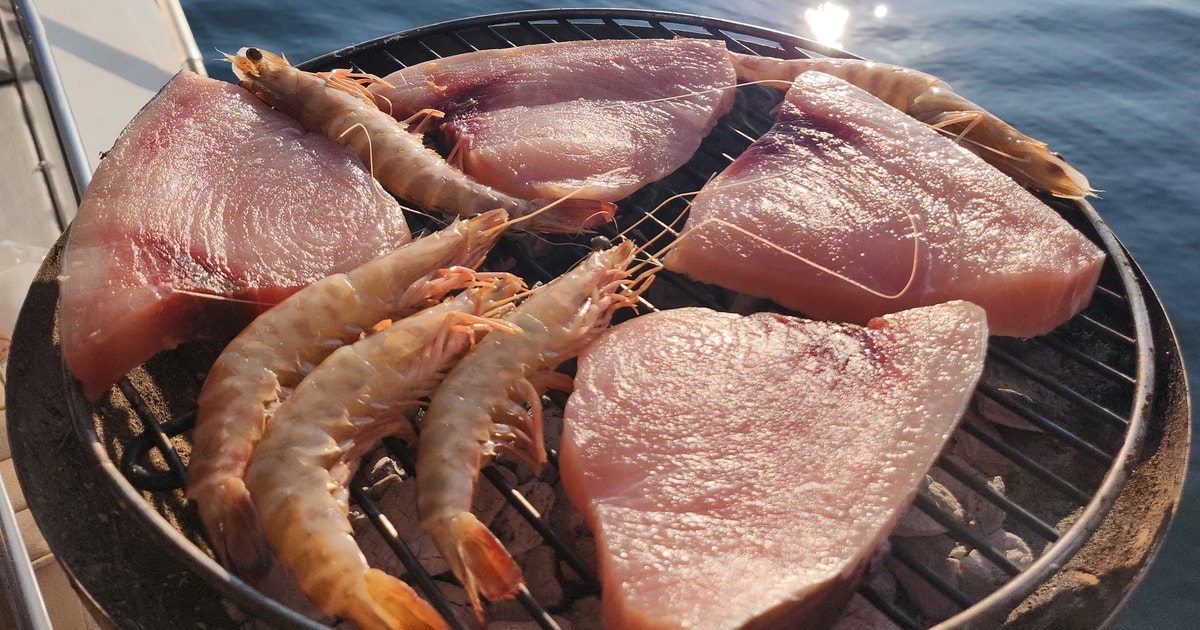 Barbacoa en el barco (opción marisco) | Vista al mar de Nápoles ...