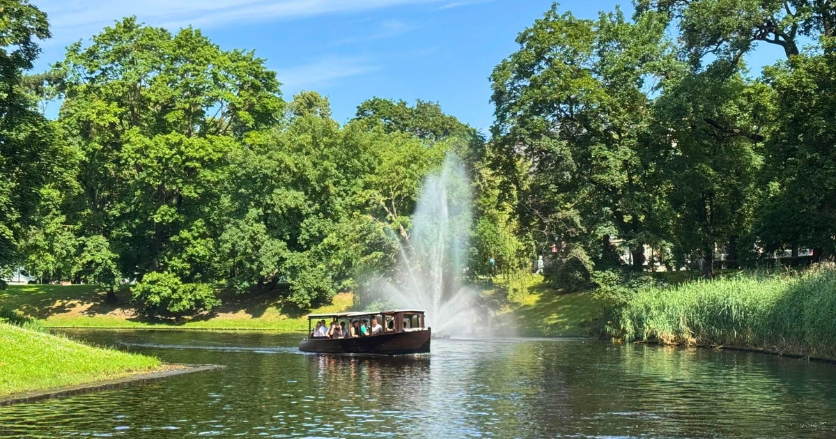 Riga: tour en barco por los canales con bebida de bienvenida y ...