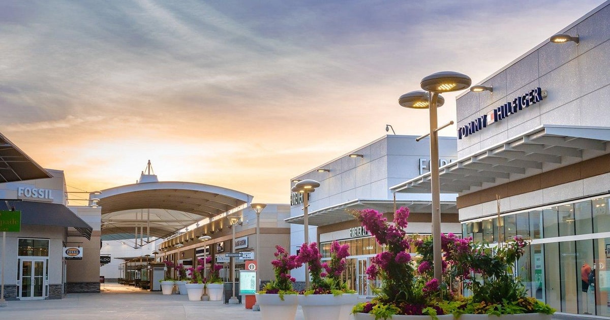 Toronto: Private Niagara Tour & Shopping at Niagara Outlet | GetYourGuide