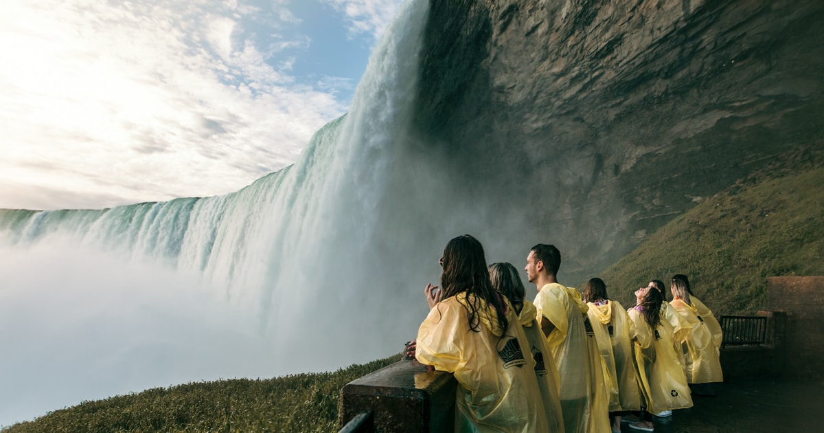 Niagara Falls: Bådtur og tur bag vandfaldene | GetYourGuide