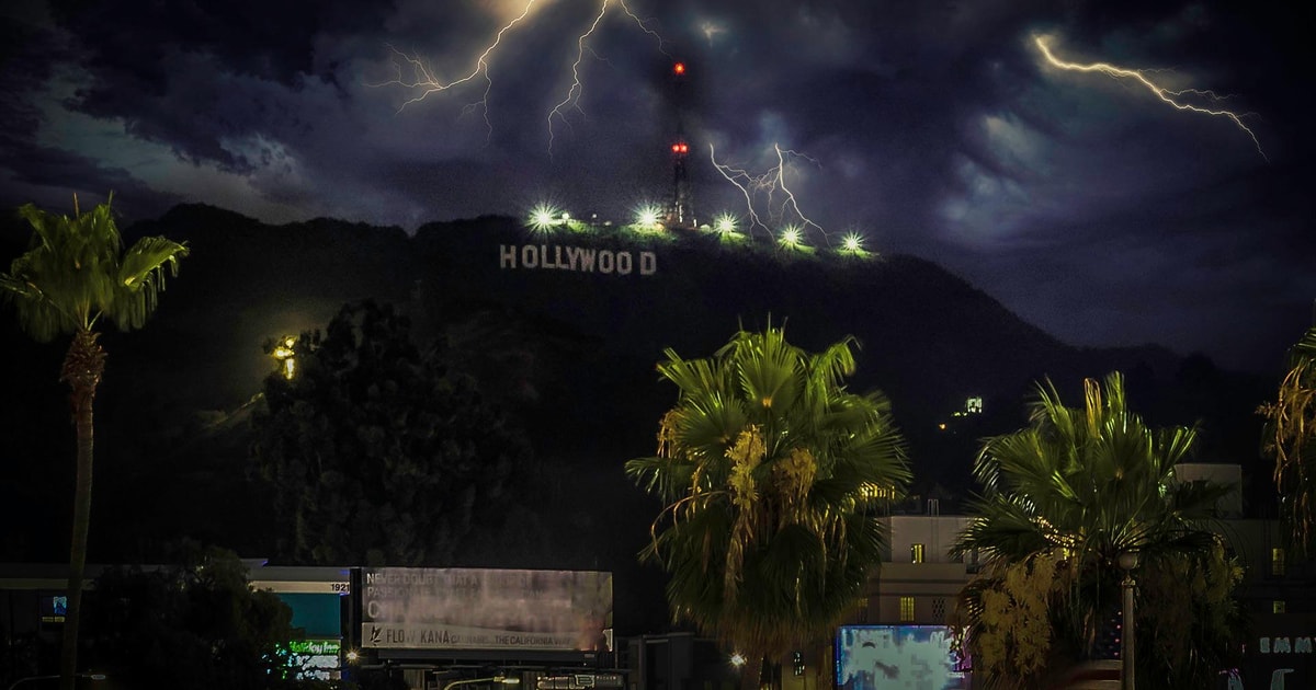 Los Angeles: Haunted LA: Ghostly Encounters Flashlight Tour | GetYourGuide