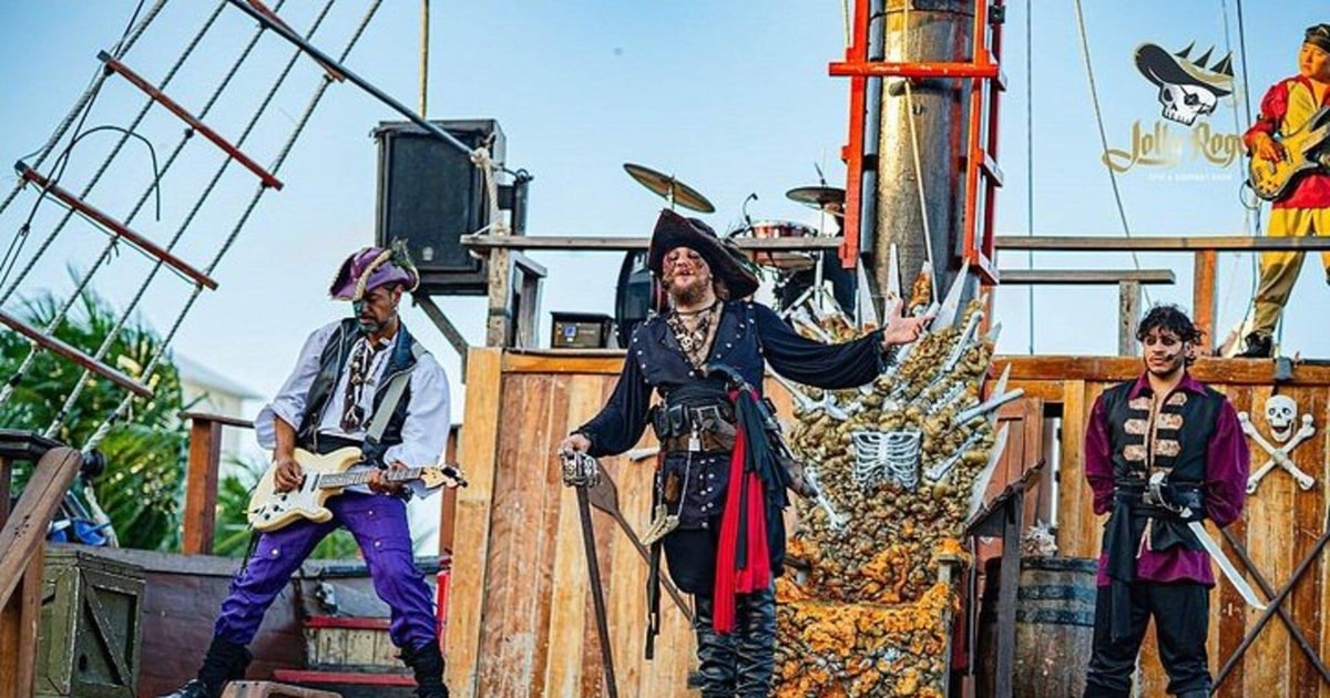 Cancún: Barco Pirata Jolly Roger Premium | GetYourGuide