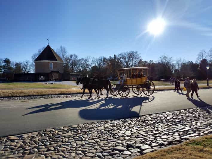 Colonial Williamsburg: Christmas Walking Tour | GetYourGuide
