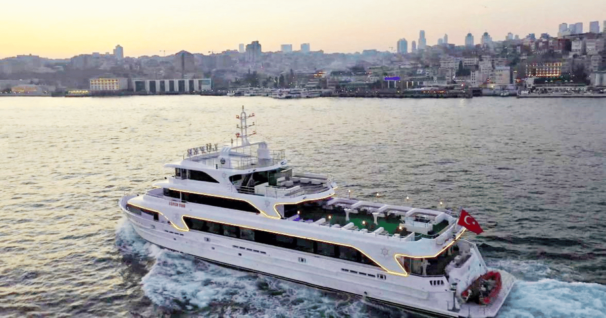 Istanbul: Croazieră pe Bosfor la apus de soare cu ghid audio mobil ...