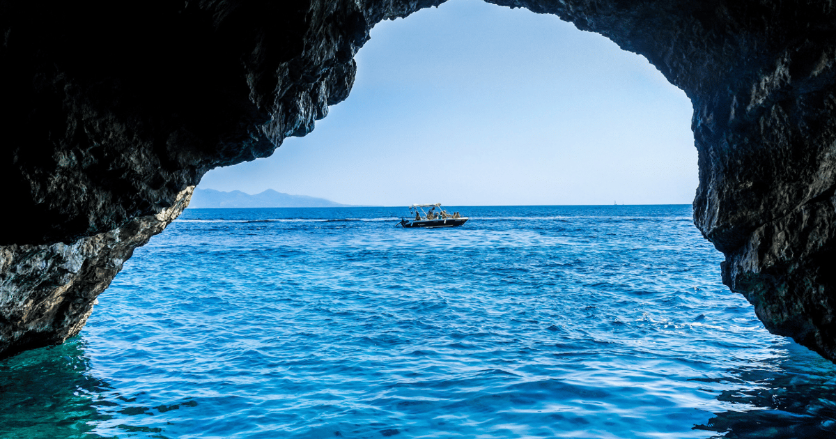 Grotta Azzurra con snorkeling e tour in motoscafo | GetYourGuide