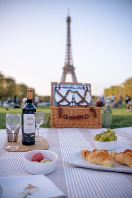Paris: Picnic experience in front of the Eiffel Tower | GetYourGuide