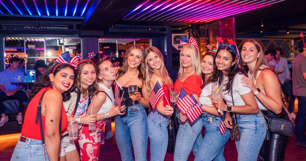 July 4 Bar Crawl London | GetYourGuide