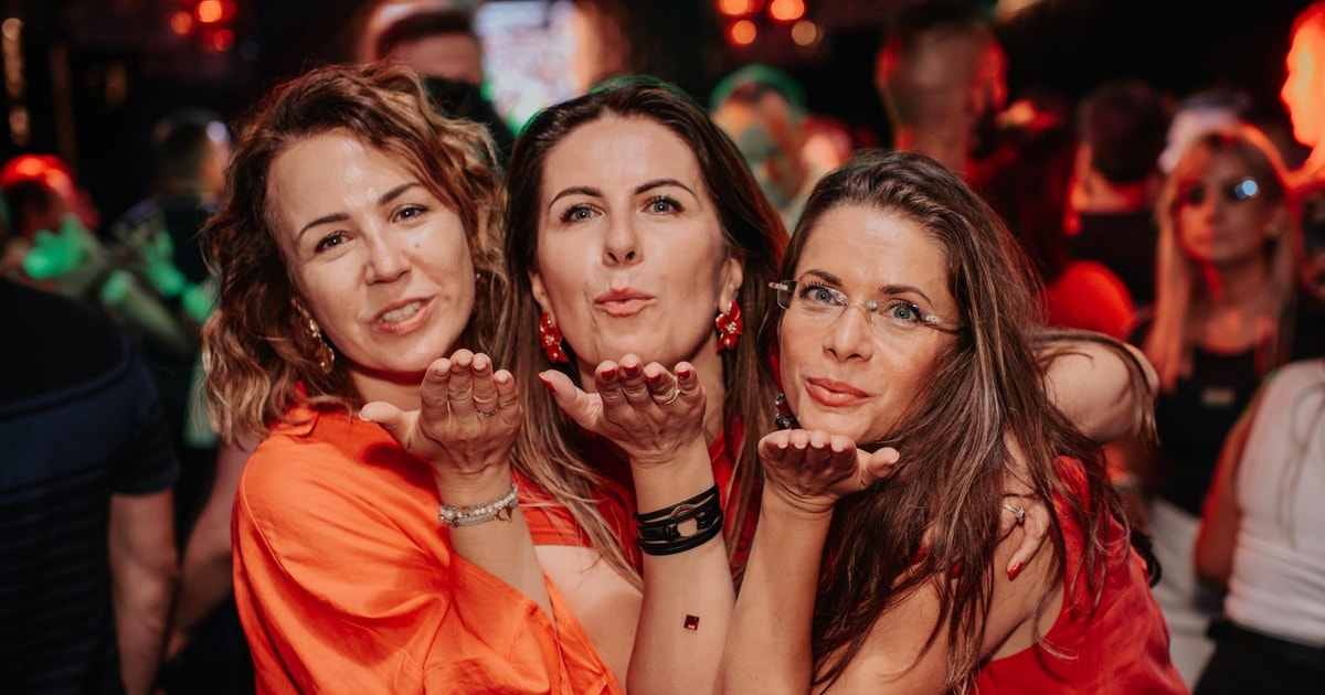 FREE fun explorers pub Crawl with OPTIONAL 1 hour open bar | GetYourGuide