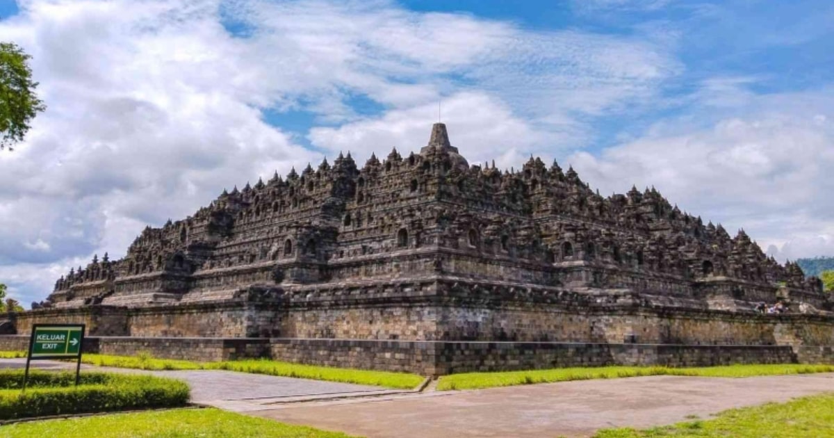 Yogyakarta : Borobudur Climb Up Tour Halbtagestour | GetYourGuide
