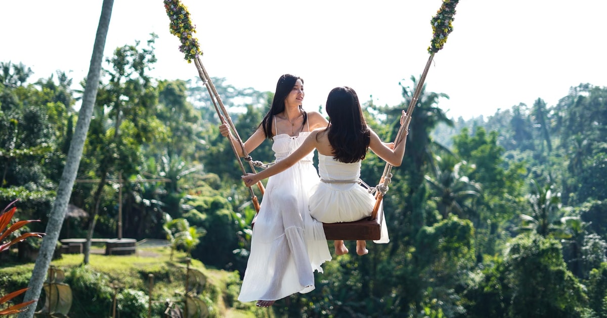 Ubud: Bali Swing skjult vandfald med personlig fotograf | GetYourGuide
