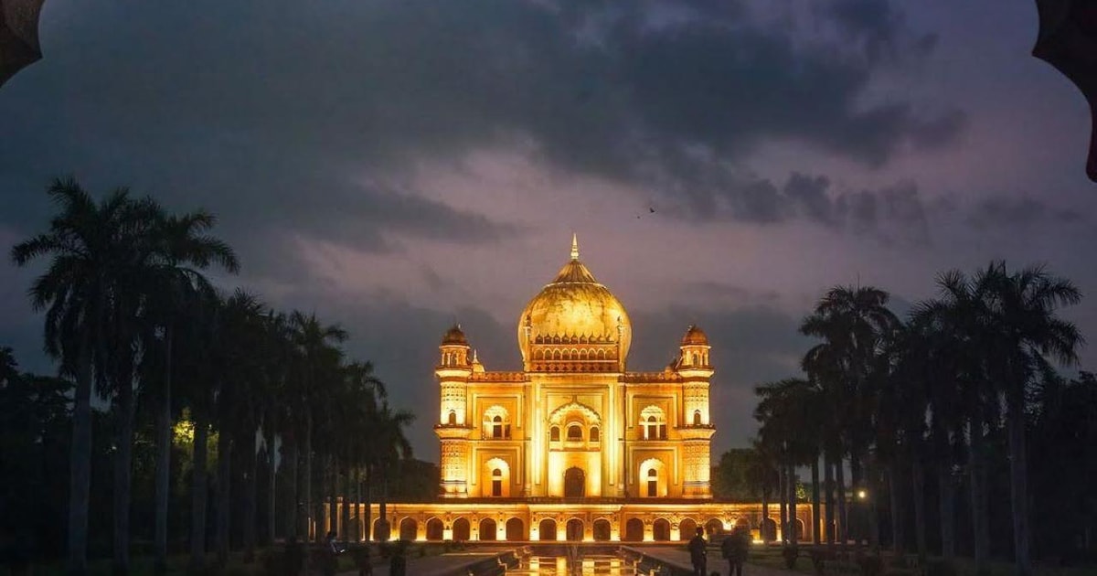 Delhi: Akshardham Temple, India Gate & Safdarjung Night Tour | GetYourGuide