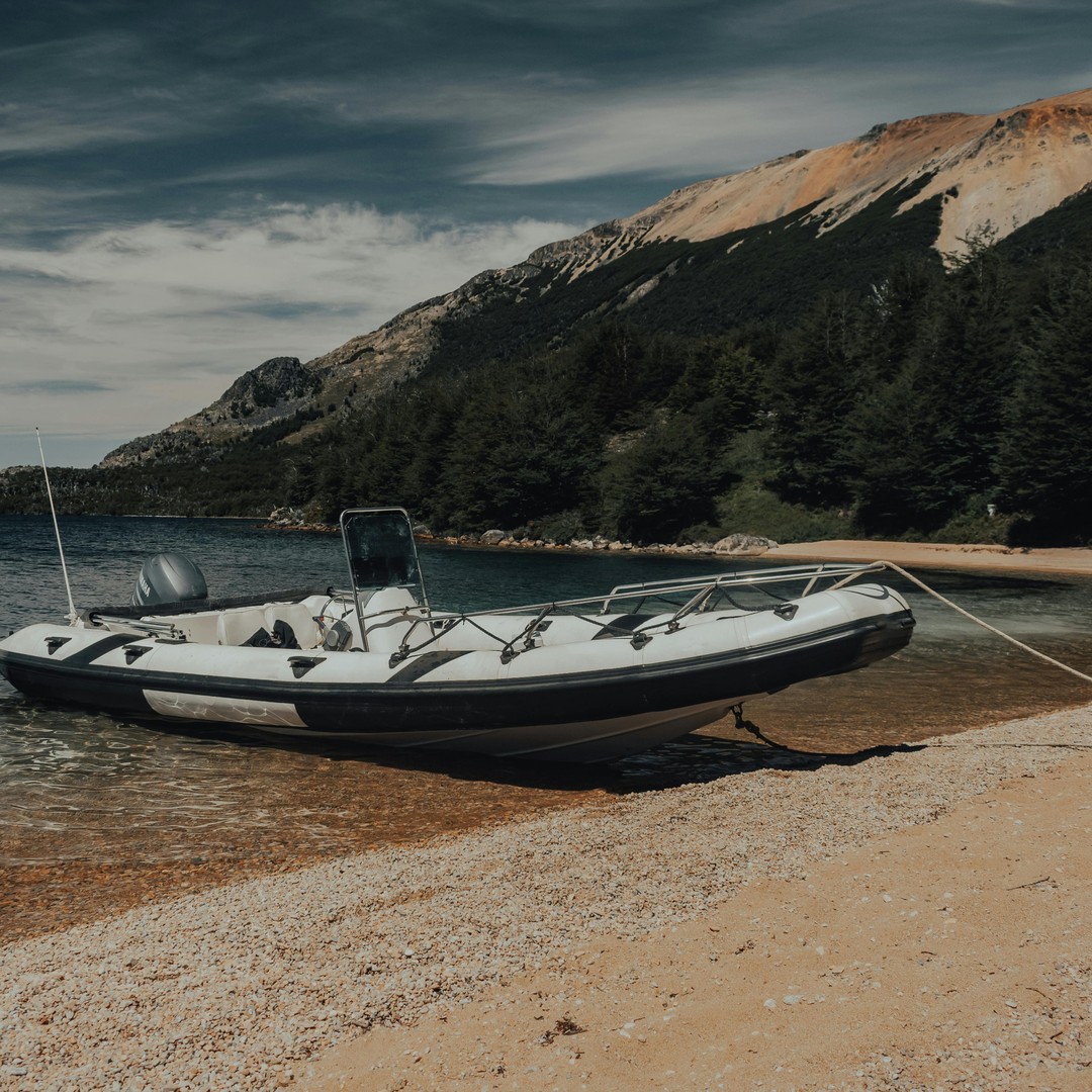 Da Durazzo/Tirana: motoscafo e snorkeling all'isola di Sazan | GetYourGuide