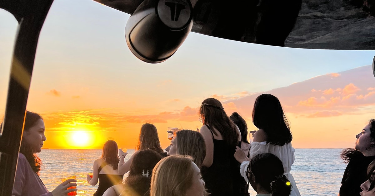 Privater Sonnenuntergang: Open Bar Boat Party mit Musik und Spielen ...