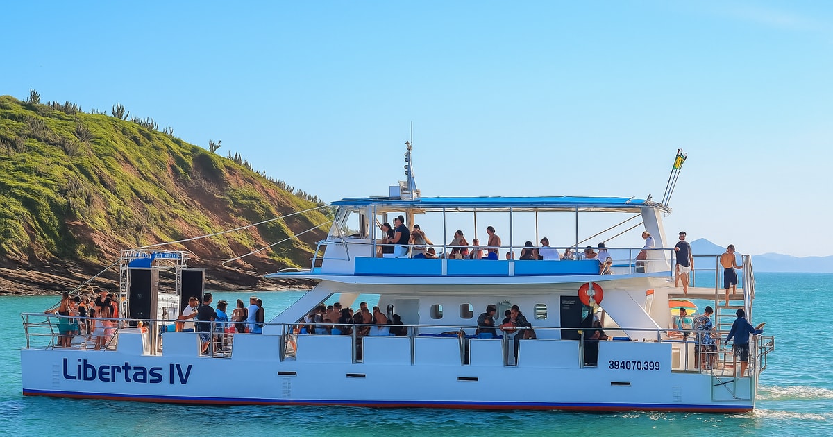 Rio de Janeiro: Exclusive catamaran ride and lunch included. | GetYourGuide