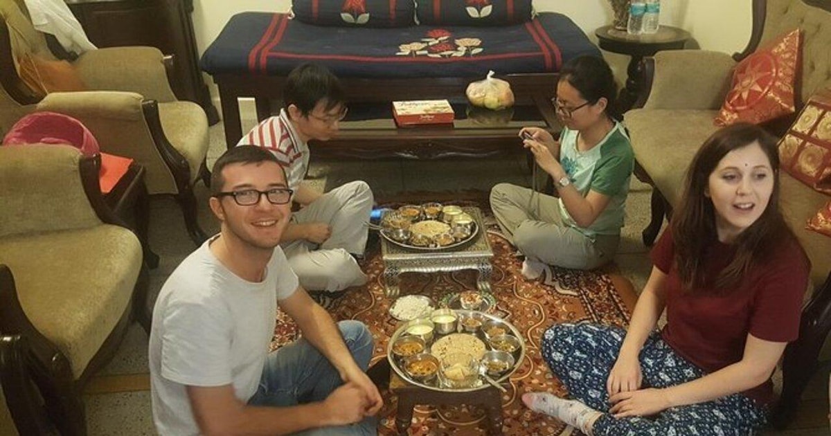 Jantar tradicional do Rajastão com uma família local | GetYourGuide